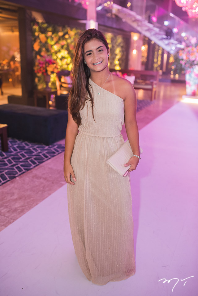 Noite reluzente para comemorar os 15 anos de Livia Sabino - Márcia ...