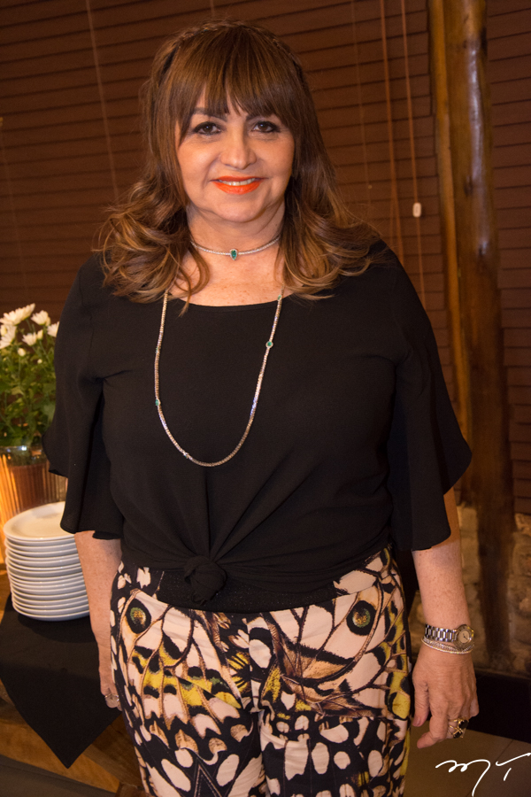 Carmen Cinira ganha festa surpresa para celebrar aniversário