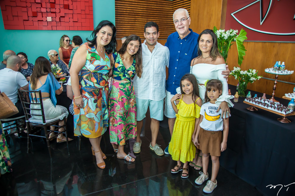 Clima de descontração no aniversário surpresa de Humberto Lima ...