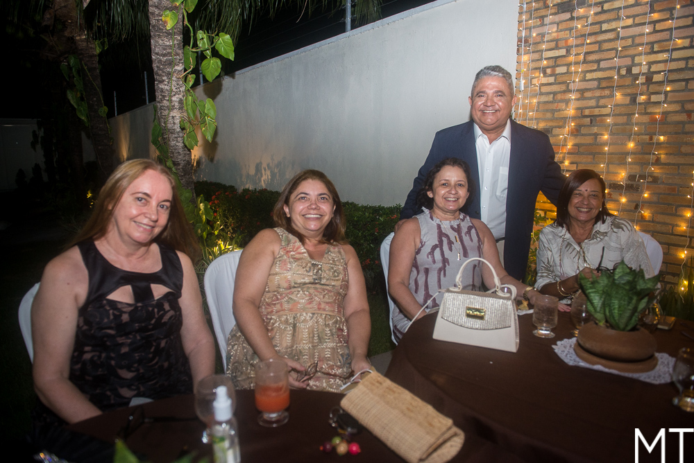 Felipe Rinaldi celebra aniversário entre amigos