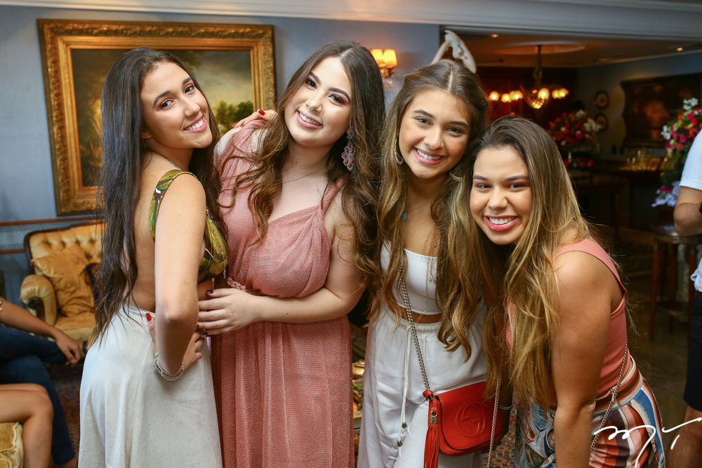 Marcela Dias Branco comemora 17 anos com festa intimista em casa ...