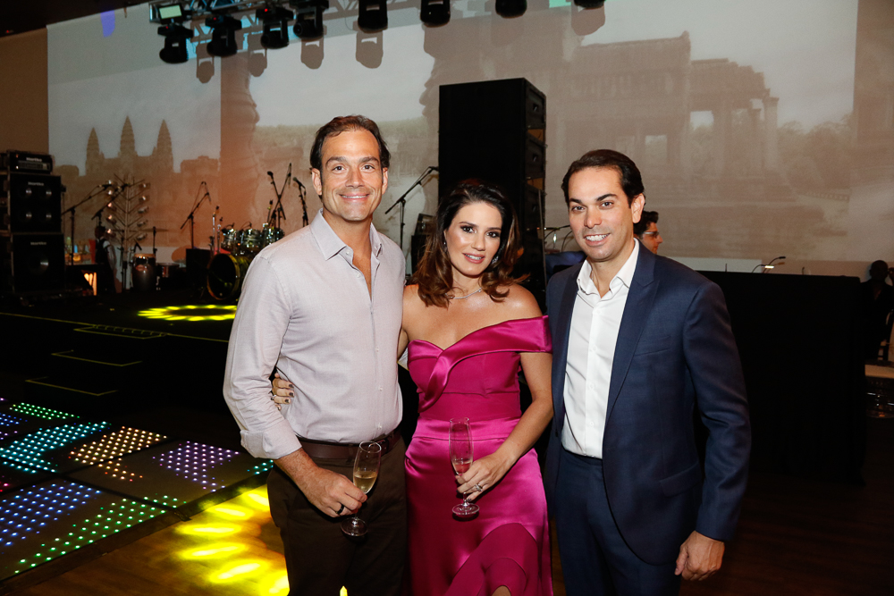 Ao som de Tiago Abravanel, Renata Vale celebra a chegada aos 40 em SP ...