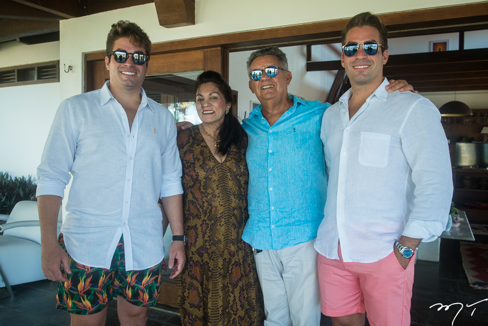 Leonardo e Leandro Vidal celebram aniversário em sunset no Cumbuco