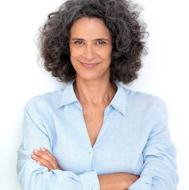 Cantora Simone faz show em Fortaleza interpretando canções de Ivan Lins