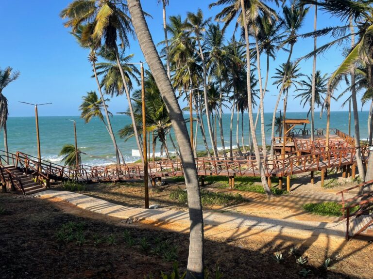 Aracati inaugura platô na praia de Lagoa do Mato