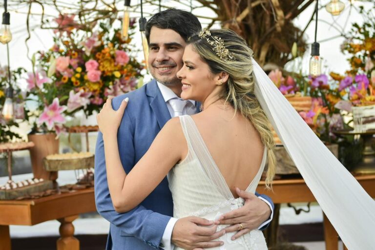 Mila Costa e João Gabriel Medeiros se casam na Capela de São Francisco, em Aquiraz