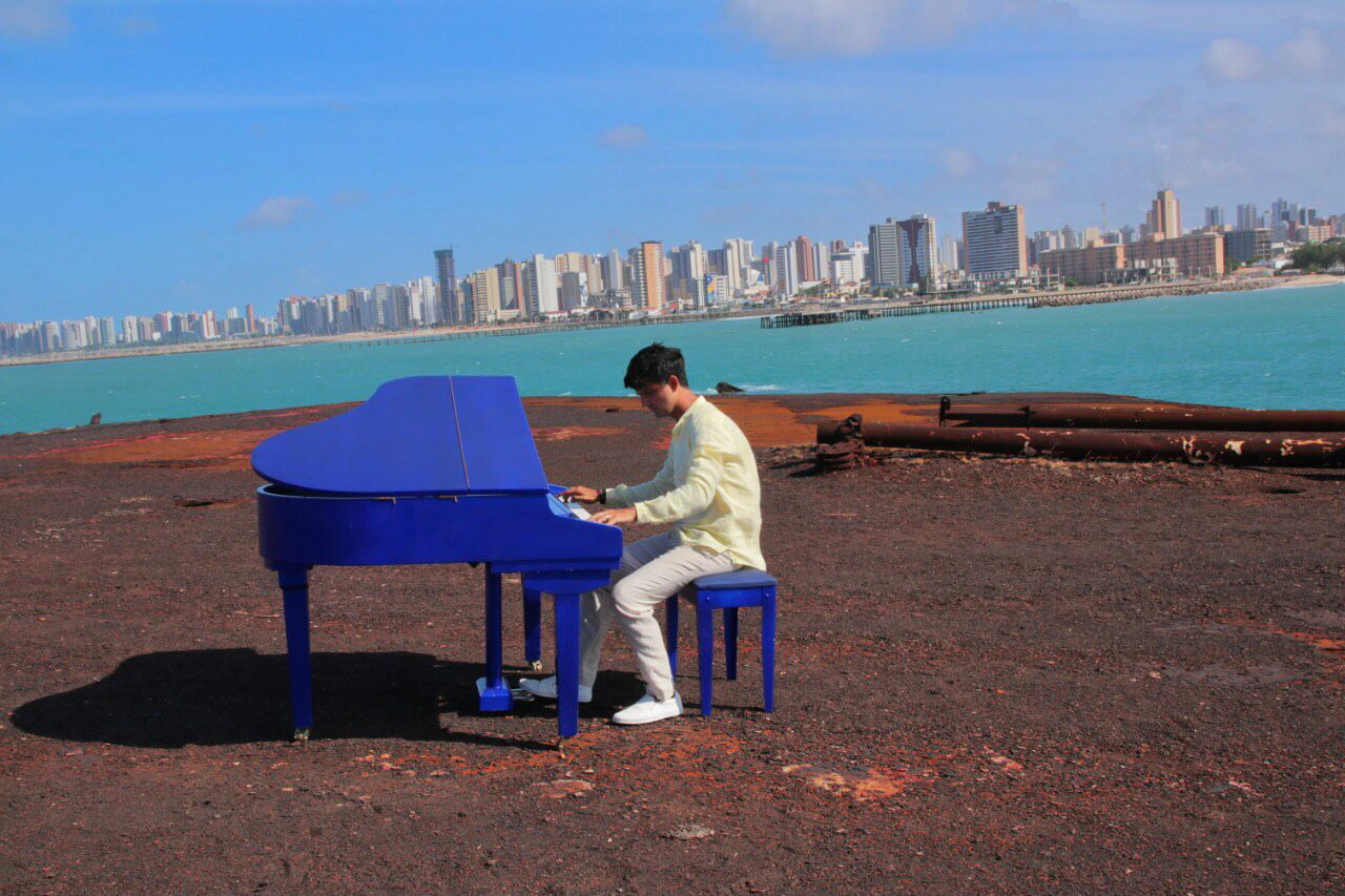 Conheça Paulo Rodrigo; pianista que toca em lugares inusitados no Ceará