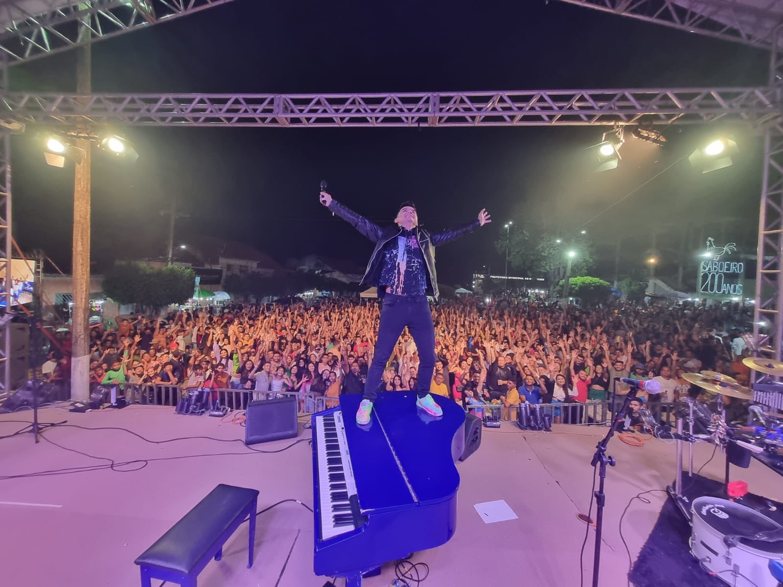 Conheça Paulo Rodrigo; pianista que toca em lugares inusitados no Ceará