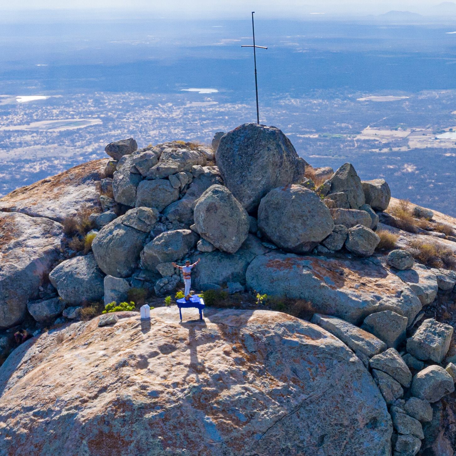 Conheça Paulo Rodrigo; pianista que toca em lugares inusitados no Ceará