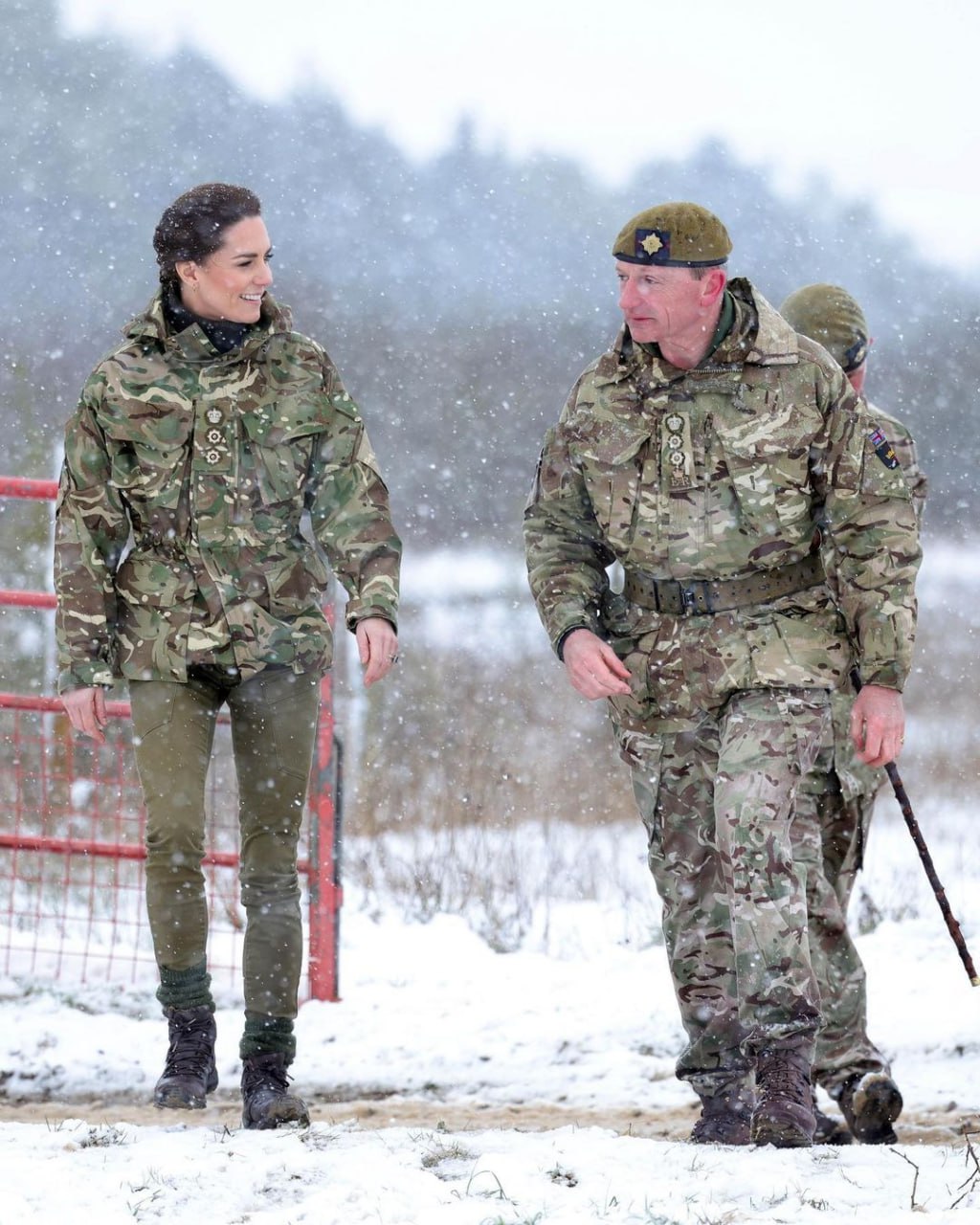 Kate Middleton usa uniforme militar em visita à guarda irlandesa
