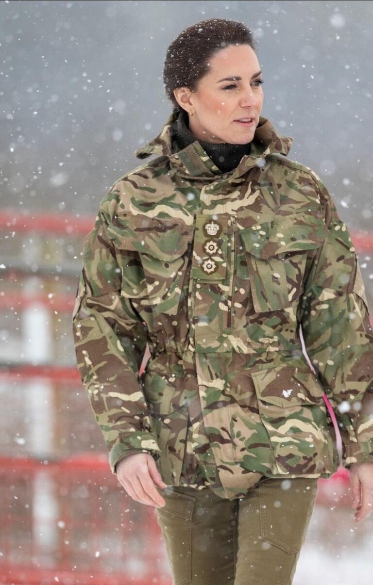 Kate Middleton usa uniforme militar em visita à guarda irlandesa