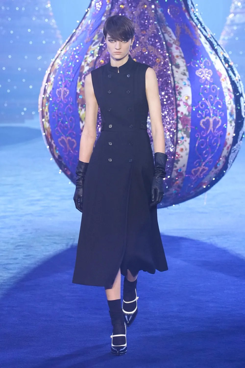 Desfile da Dior tem cenário assinado por Joana Vasconcelos