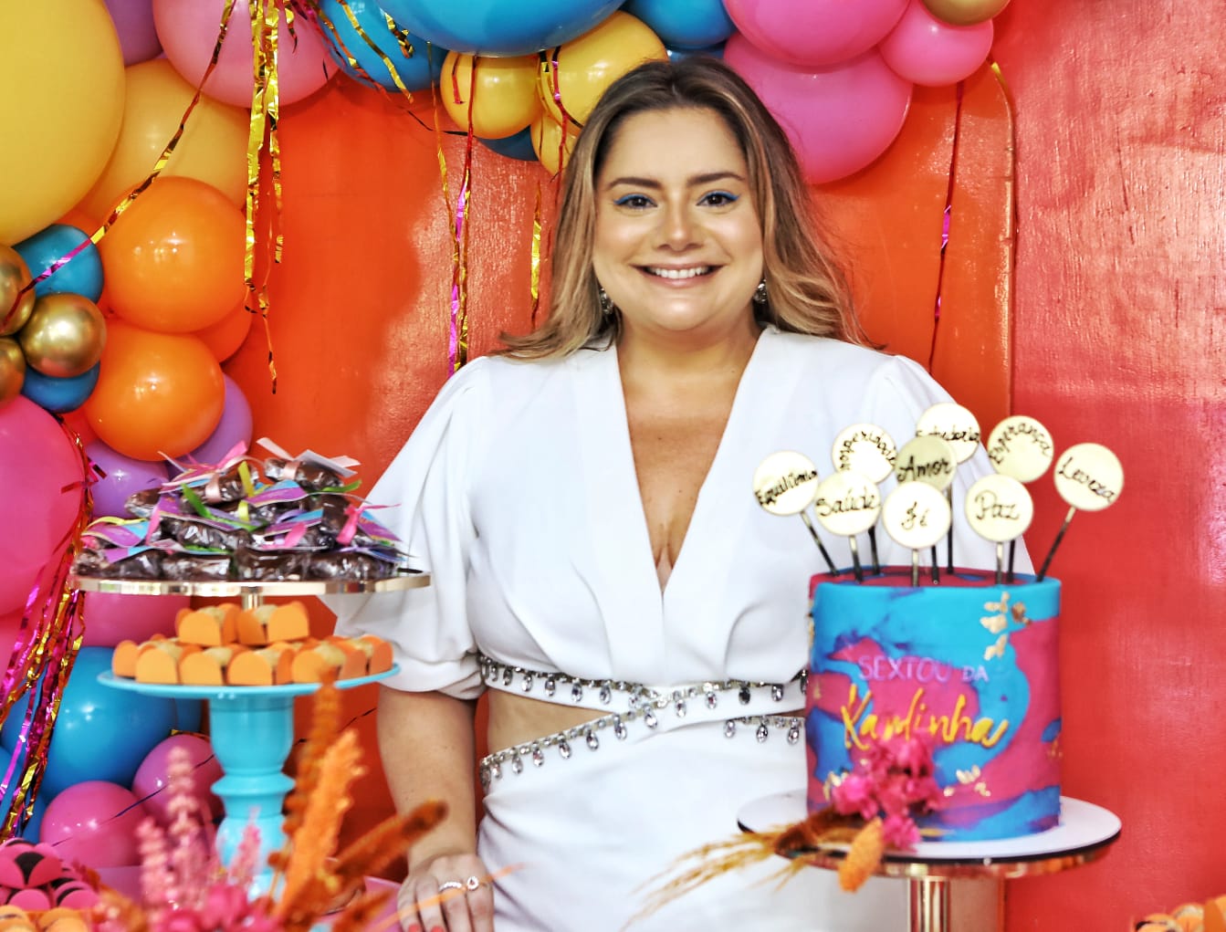 Karla Rodrigues reúne familiares e amigos para celebrar aniversário