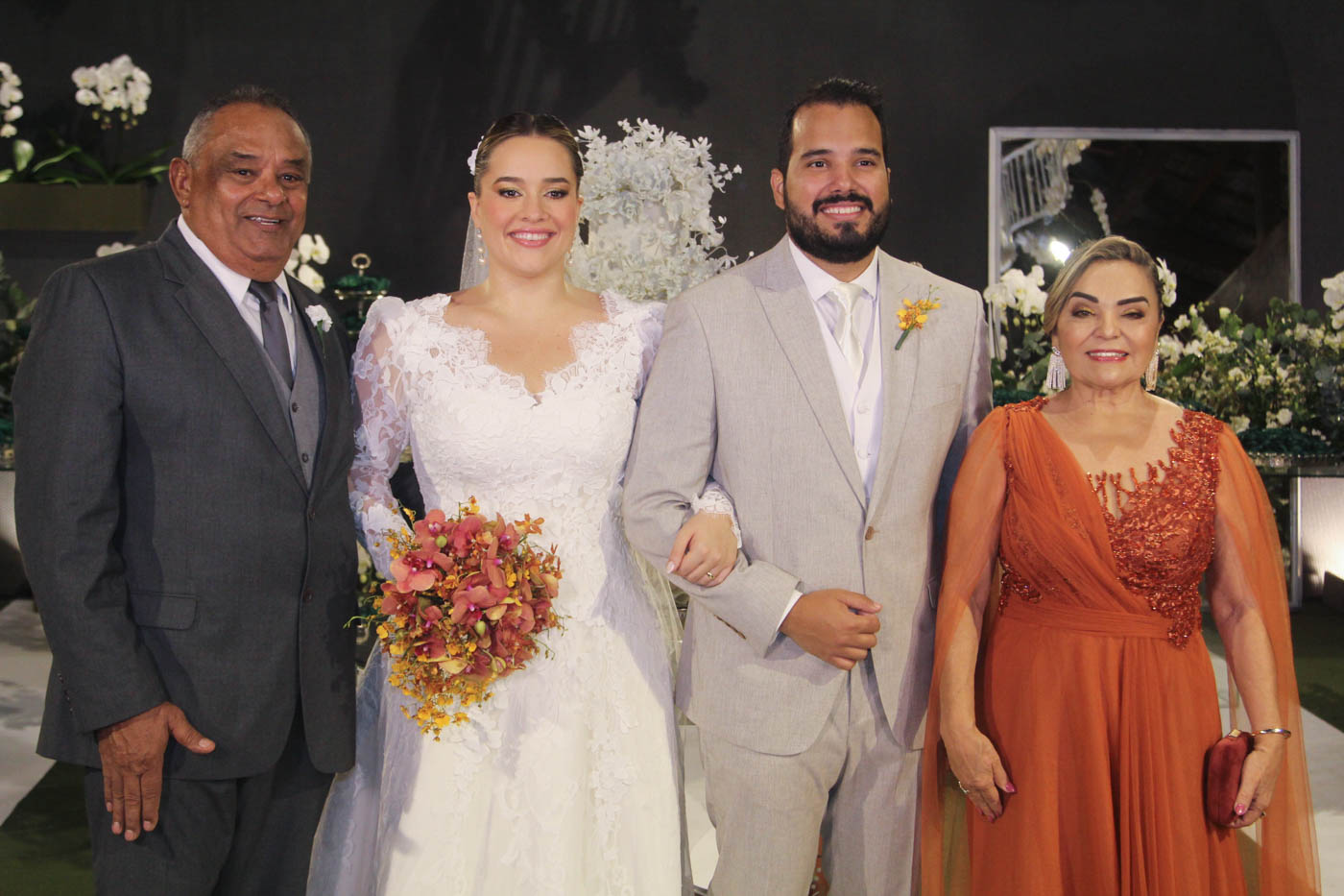 Ana Paula Freire e Helder Alencar oficializam união em cerimônia emocionante