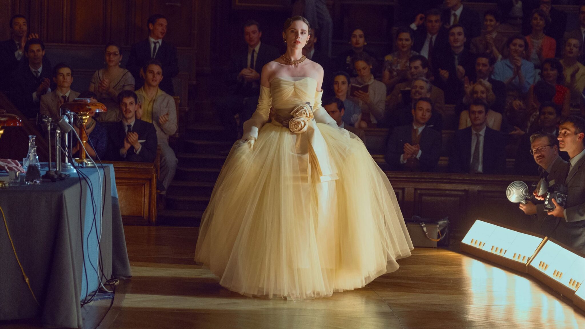 'The New Look': veja curiosidades do figurino da série sobre Dior e Chanel