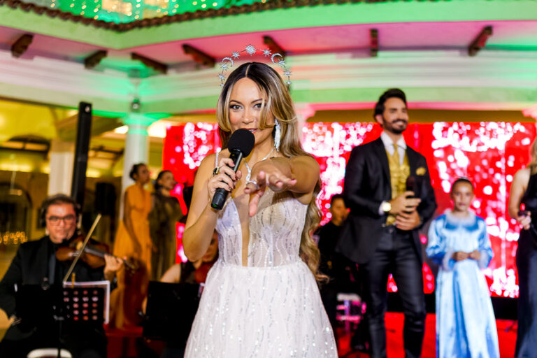 ‘Encanto de Natal’: Paula Magh emociona em espetáculo natalino