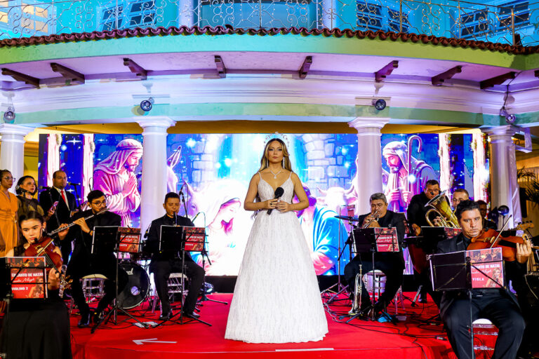 ‘Encanto de Natal’: Paula Magh emociona em espetáculo natalino